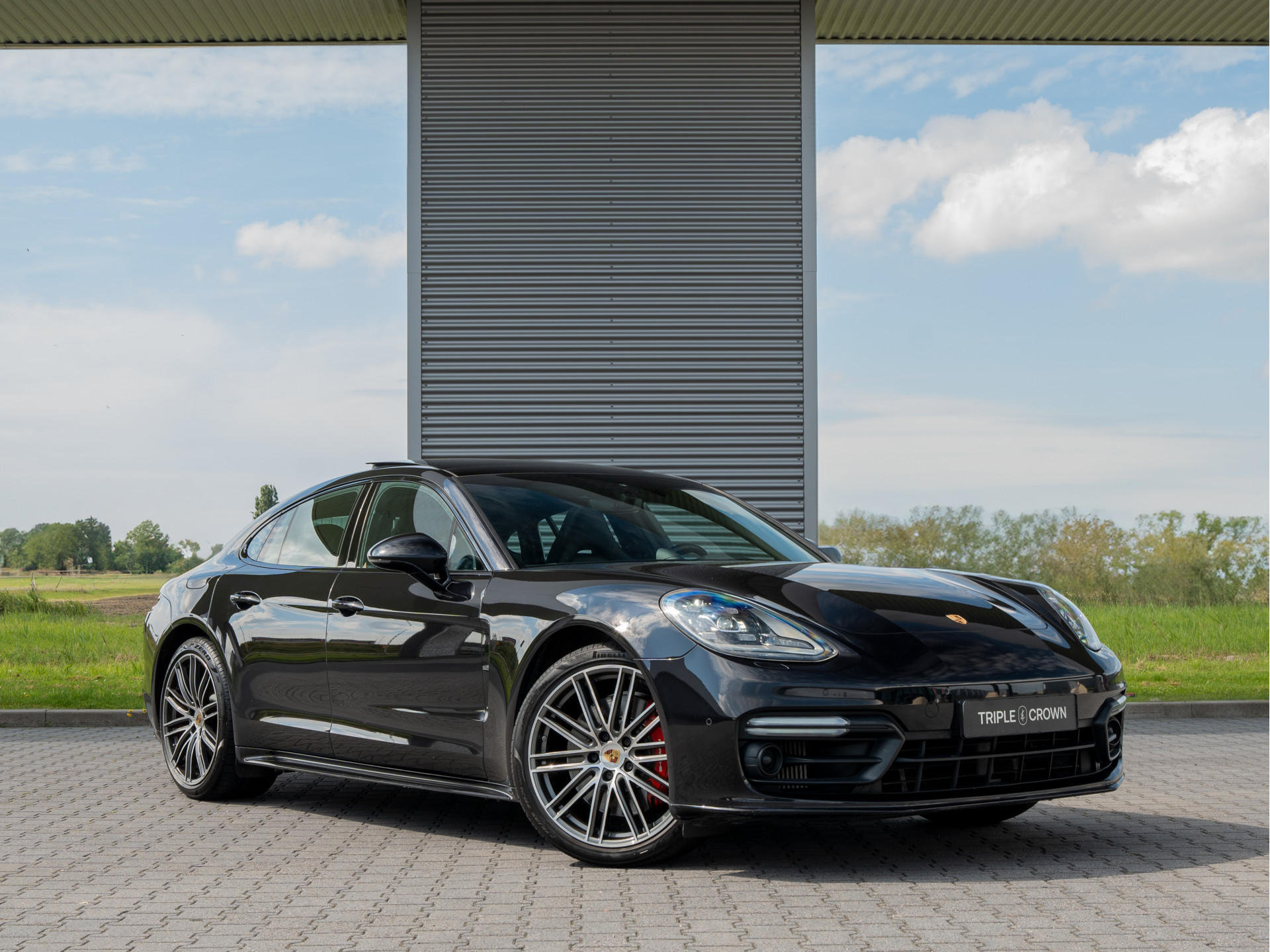Home | Triple&Crown. Auto's om jaloers op te worden